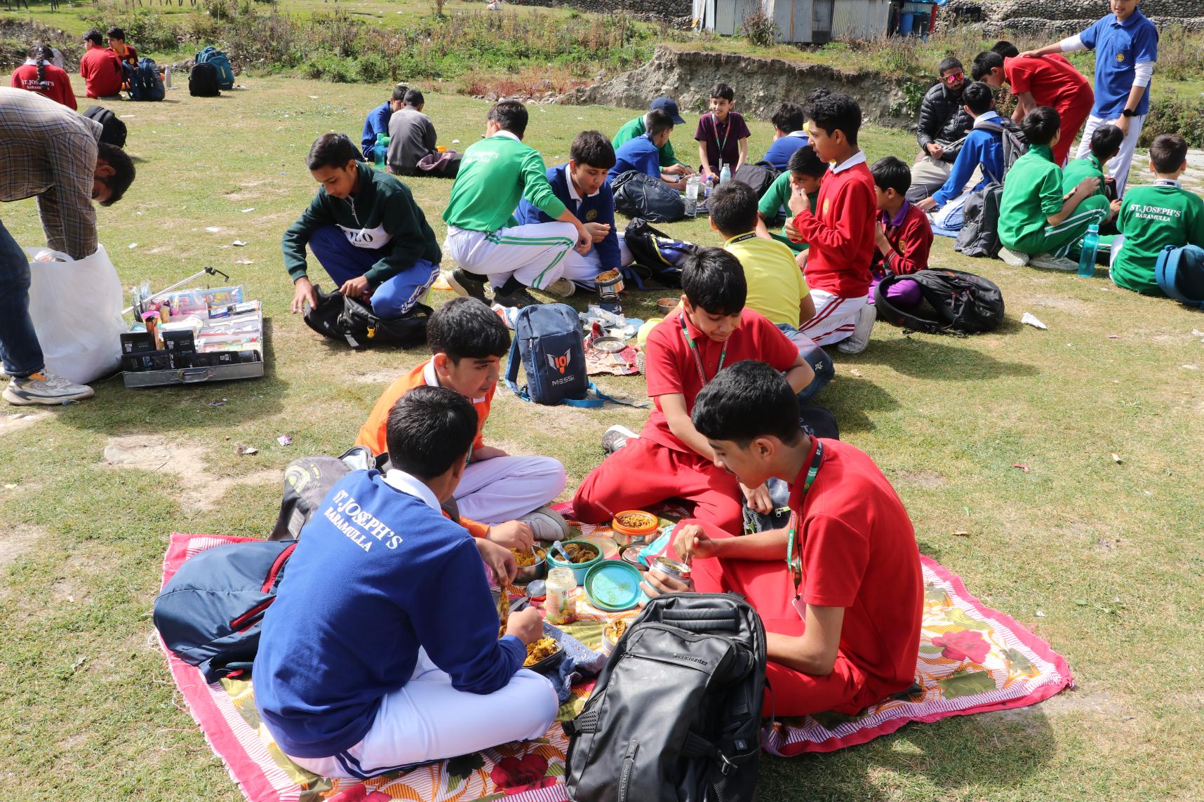 Picnic - Class 6th :: St. Joseph's Higher Secondary School